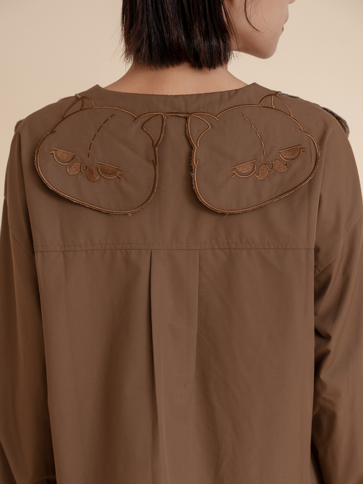 精緻感翻領立體電繡貓咪造型襯衫