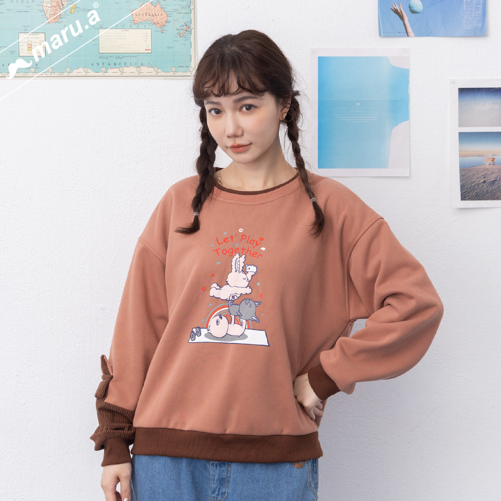 【maru.a】一起玩耍吧.ᐟ.ᐟ可愛手繪印花手袖造型口袋滾邊寶寶絨上衣(2色)-咖啡 24921215