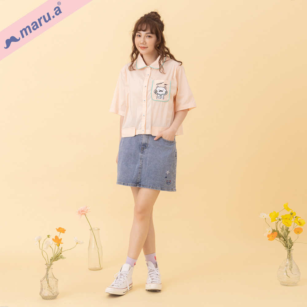 【maru.a】瘦臉推推miru🐱刺繡撞色滾邊線條翻領連帽襯衫(2色)-淺桔 24323113
