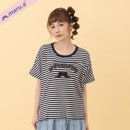 【maru.a】 經典招牌鬍子字母繡花前短後長條紋上衣(2色)-深藍 24321228
