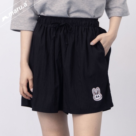 【maru.a】💦涼爽滑面料簡約貼布繡綁結短褲(3色)-黑色 24945118