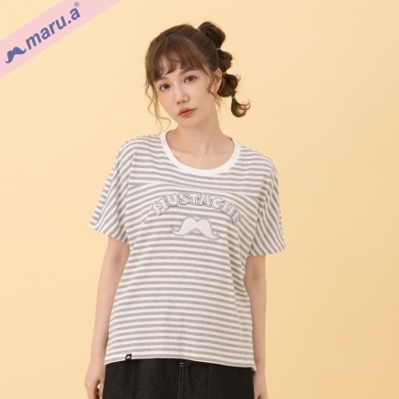 【maru.a】 經典招牌鬍子字母繡花前短後長條紋上衣(2色)-淺灰 24321228